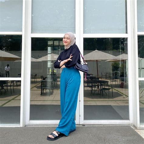 10 Ide Outfit Cewek Mamba Pakai Atasan Hitam Ala Karina Arsa