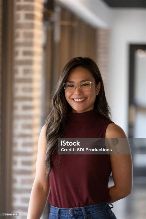 젊은 아시아 여자는 머리에 대 한 광범위 하 게 미소 사무실에 대한 스톡 사진 및 기타 이미지 사무실 여자 한 명의 여자만 Istock