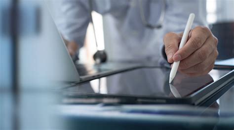 스타일러스 펜을 들고 의사 사무실에서 디지털 태블릿과 노트북 컴퓨터로 작업하며 환자의 질병을 기록하는 의사 전자 건강 기록 건강 관리 및 의학 개념 Stem 주제에 대한