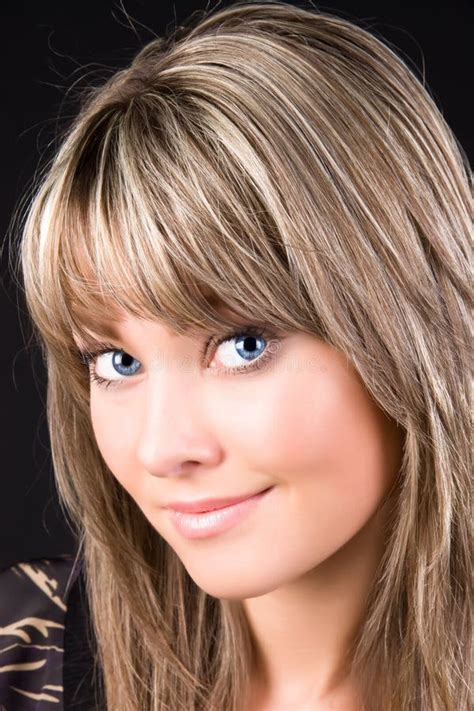 Reizend Blonder Behaarter Frauen Headshot Stockfoto Bild Von