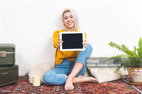 카메라를 보면서 태블릿 Pc를 보여주는 웃는 여자 보여주기에 대한 스톡 사진 및 기타 이미지 보여주기 태블릿 여자