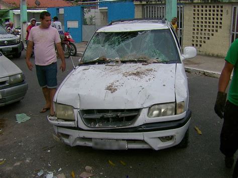 G1 Automóvel colide e destrói muro de casa na Zona Norte do Recife