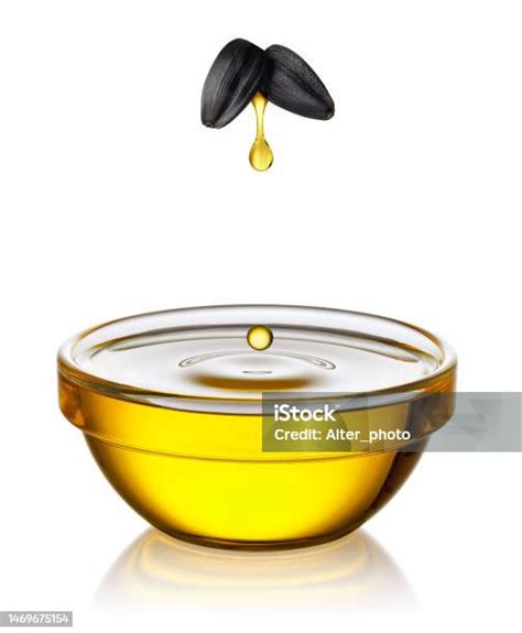 흰색으로 격리된 유리 그릇에 날아다니는 씨앗에서 떨어지는 해바라기 기름 방울 0명에 대한 스톡 사진 및 기타 이미지 0명