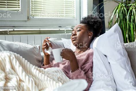 질병 계절 바이러스 문제 개념 온도계의 온도를 보고 소파에 누워 독감에 걸린 여자 고열로 침대에 누워 아픈 여자 감기 독감과