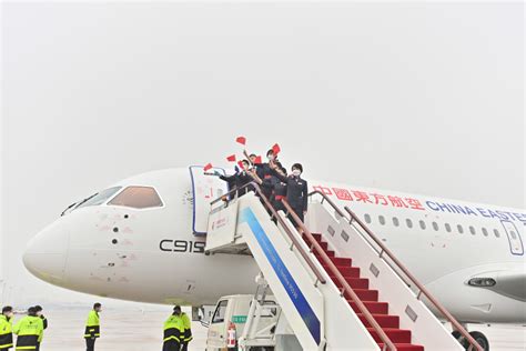 东航全球首架c919圆满完成交付后首飞落地，机组和嘉宾共同庆祝腾讯新闻