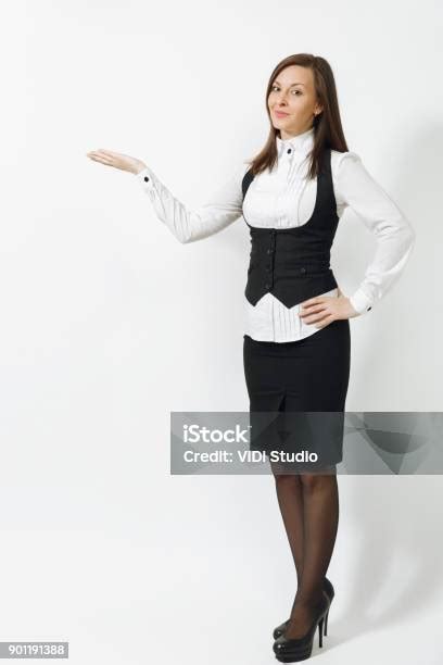 아름 다운 백인 젊은 웃는 브라운 헤어 비즈니스 여자 검은 양복 흰 셔츠 가리키는 손을 옆으로 흰색 배경에 고립의 전체 길이입니다 관리자 또는 작업자 합니다 광고에 대 한