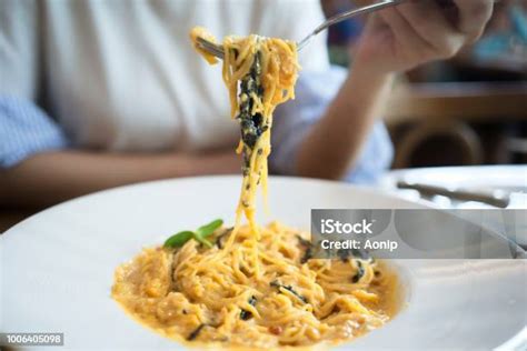 여성 손 노리 생선 알과 흰 접시에 스파게티를 먹고 포크를 사용 하려고 하는 건강한 생활방식에 대한 스톡 사진 및 기타 이미지 건강한 생활방식 고급 요리 고기