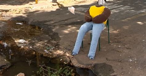G1 Moradores Colocam Boneco Para Cuidar De Buraco Em Asfalto