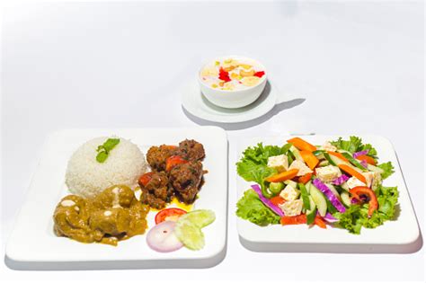 아시안 스타일 라마단 세리 푸드 세트 건강한 풀 코스 식사 녹색 샐러드 접시 비행기 쌀 접시와 흰색 배경에 팔루다 데사르트와 쇠고기 카레 2 종류 0명에 대한 스톡 사진 및