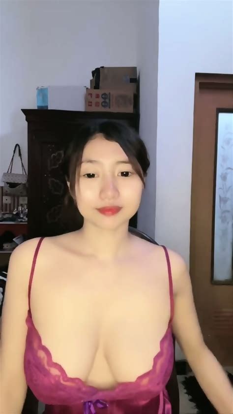 Telegram Pukze Aprilia Tampil Sexy Menggoda Daster Ungu Dada