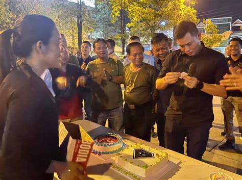 លោកឧត្តមសេនីយ៍ឯក រ័ត្ន ស្រ៊ាង រំលេចពីស្នាដៃកូនប្រុស