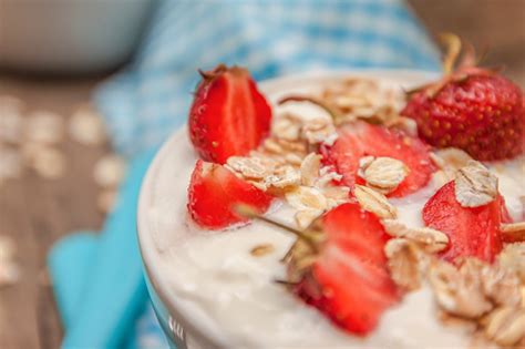 요구르트 한 컵에는 파란 숟가락 수건에 신선한 딸기와 귀리 그 라 놀라 흩어져 오트밀과 딸기 나무 배경 개념 건강 하 고 건강 한 아침 식사 0명에 대한 스톡 사진 및 기타