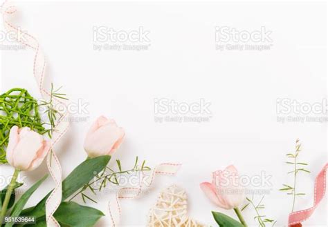 꽃 구성입니다 흰색 바탕에 분홍색 꽃 프레임에 의하여 이루어져 있다 발렌타인의 하루입니다 평면 위치 최고 볼 수 있습니다 0명에