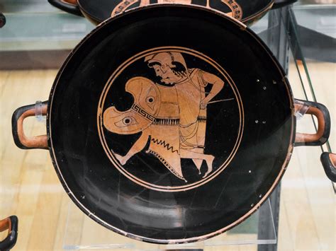 Warrior Wearing A Thracian Cloak Ancient Greek Pottery Ancient Greek Art Greek Pottery