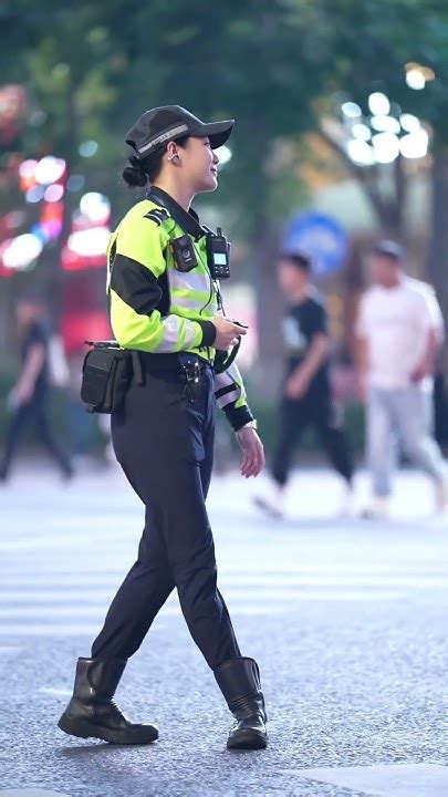明天就是国庆了、又美又飒的佳佳在湖滨执勤，你们想不想偶遇呢？ 袁雨佳 交警 Youtube