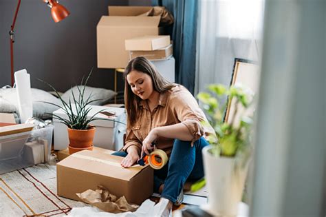 새로운 집으로 이동 아름다운 플러스 크기의 여자는 덕트 테이프와 골판지 상자를 확보 바닥에 앉아 30 34세에 대한 스톡 사진 및 기타 이미지 Istock