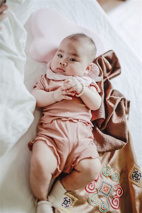 구겨진 된 침대 시트에 자르기 여자의 손 · 무료 스톡 사진