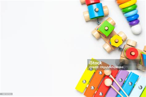 흰색 배경에 천연 나무로 만든 어린이 장난감 무지개 색상의 여러 가지 색상 피라미드 기차 실로폰 친환경 장난감 플라스틱 이