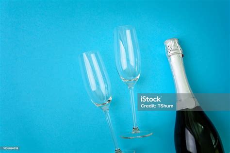 와인잔과 병에 누워 샴페인의 블루 종이 배경 새 해 축 하 개념입니다 최고의 볼 수 있습니다 플랫이 하다 0명에 대한 스톡 사진