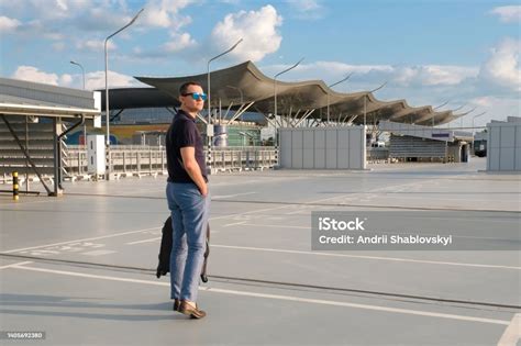 공항 도시의 거리에 수하물을 가진 젊은이 출장 도시 생활 방식 걷기에 대한 스톡 사진 및 기타 이미지 걷기 난민 청년 성인 Istock