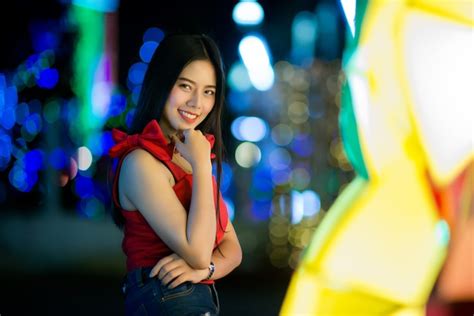 Hermosa Joven Caminando En La Calle Foto Gratis