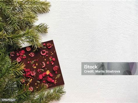 씨앗과 열매를 곁들인 초콜릿 바 개념 메리 크리스마스와 새해 맞이 인사말 엽서 와 텍스트 장소 갈색에 대한 스톡 사진 및 기타 이미지 Istock