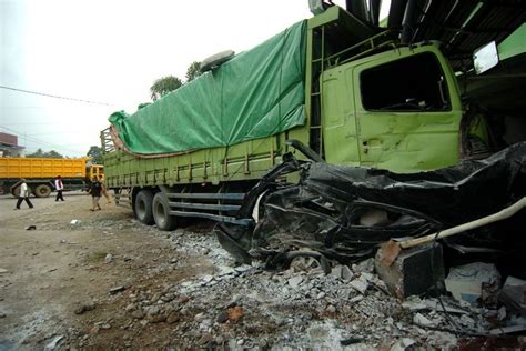 Kecelakaan Beruntun Di Puncak Waspada Penyakit Truk Rem Blong Halaman