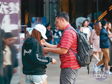 翁滋蔓路邊噴慾火！闊少新歡「逼近腿間」 緊貼調情愛情動作片全被拍 Ettoday星光雲 Ettoday新聞雲
