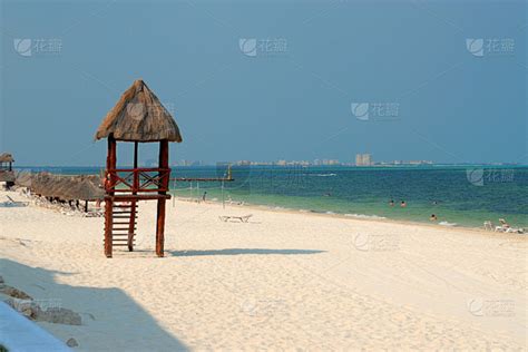 从墨西哥坎昆海滩看城市