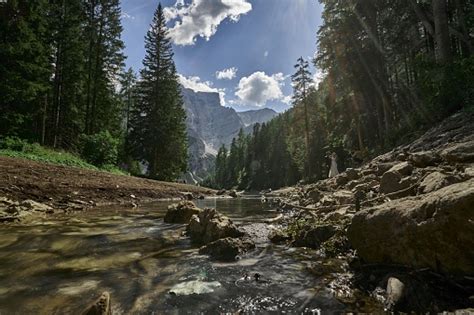 Una Montaña Rocosa Y Un Arroyo Fluye En Un Valle Un Arroyo De Montaña