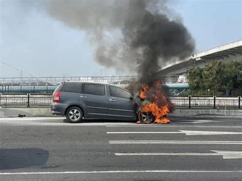 台南永安橋上驚見「半輛車陷火海」！驚悚畫面直擊