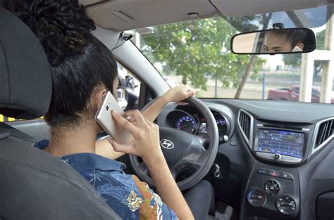 Quase duas mil pessoas foram autuadas por uso indevido de celular no trânsito no Tocantins