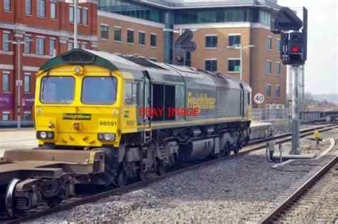 Photo Freightliner Class 66 5 No 66591 Passes Through Reading With The