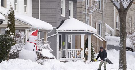 눈 폭풍 후 집 앞 눈 치우는 핼리팩스 주민