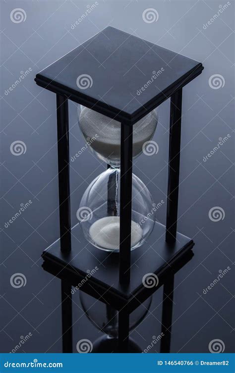 Reloj De La Arena El Tiempo Se Est Ejecutando Foto De Archivo Imagen