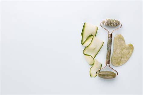 파란색 배경에 석영 얼굴 롤러 안면 스킨 케어 Spa 뷰티 트리트먼트 컨셉마사지 도구 플랫 레이 상단 보기 결정체에 대한 스톡 사진 및 기타 이미지 Istock