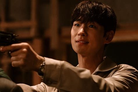 Lee Je Hoon Never Loses His Smile Even Through Crises In Upcoming Drama