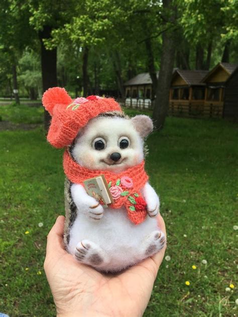 Маленький ежик с книжкой и в шарфике в интернет магазине на Ярмарке Мастеров Войлочная игрушка