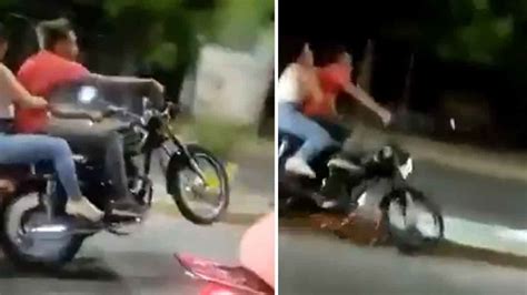 Hombre Desnuca A Su Amiga En Acrobacia De Moto