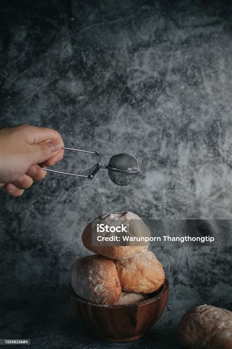 소박한 나무 배경에 집에서 만든 사워 도우 빵 전통적인 잎이 많은 빵 베이킹 방법의 개념 건강한 음식 건강한 생활방식에 대한