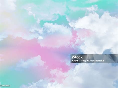 아름다움 달콤한 파스텔 핑크 그린 하늘에 푹신한 구름과 함께 다채로운 색상 멀티 컬러 무지개 이미지 추상적 인 판타지 성장 빛 0명에 대한 스톡 사진 및 기타 이미지