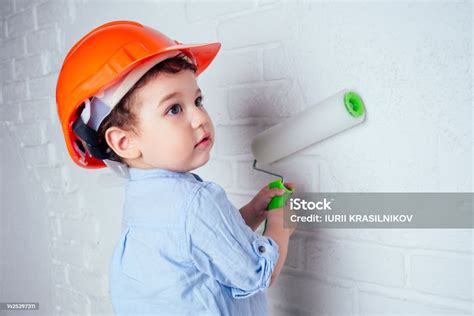 헬멧 하드 햇에 매력적인 귀여운 어린 소년은 페인트 흰색 색상으로 벽을 그렸습니다 수리 주택의 개념 가정 생활에 대한 스톡 사진 및 기타 이미지 Istock