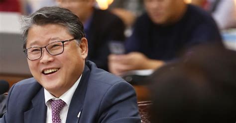국감 조원진 의원 미소 의미는