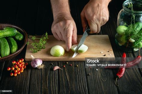 양파와 향신료가 든 항아리에 오이 통조림 칼로 자른 양파로 요리사의 손 클로즈업 건강한 생활방식에 대한 스톡 사진 및 기타 이미지 건강한 생활방식 건강한 식생활 고급