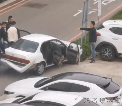影金門男酒駕連撞3車再撞警車 遭警壓制拉出車外