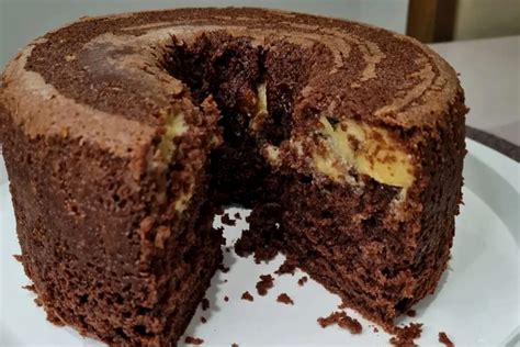 Bolo de chocolate que já sai recheado do forno pra quem não gosta de