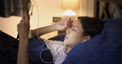 젊은 여성이 태블릿을 사용하여 침실에서 친구나 가족에게 영화 또는 화상 통화를 하고 있습니다 사진 Unsplash의 한 명의 여성만 이미지