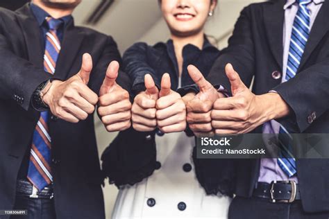 많은 행복 한 비즈니스 사람들은 기쁨과 성공과 함께 결합 손을 엄지손가락을 확인 합니다 성공적인 작업 프로젝트 후 회사 직원 축