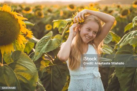 해바라기 밭에서 아름다운 젊은 여자입니다 태양 아래에서 젊은 여성의 초상화 개념에 대한 스톡 사진 및 기타 이미지 개념 건강관리와 의술 건강한 생활방식 Istock