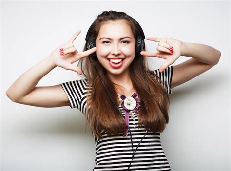 Premium Photo Young Happy Woman With Headphones Listening Music